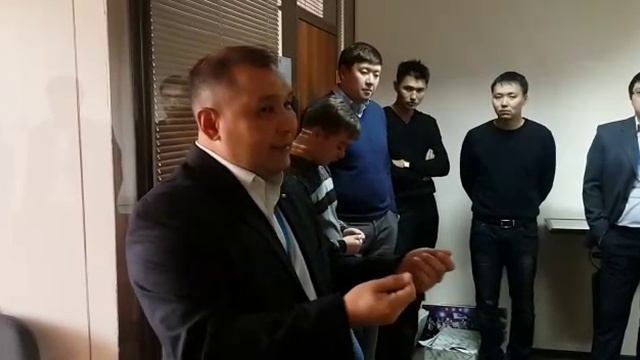 Аскар на утренней пятиминутке рассказывает про поездку в Японию