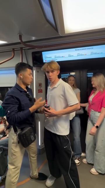 Блогер устраивает пранки в метро