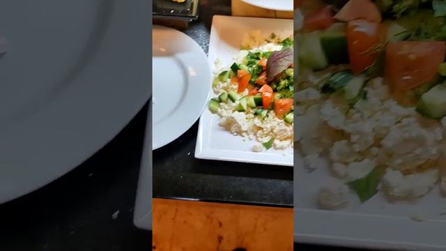Собираю себе завтрак в турецком отеле