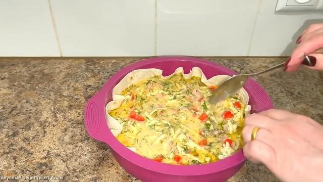 Завтрак из лаваша с тунцом.