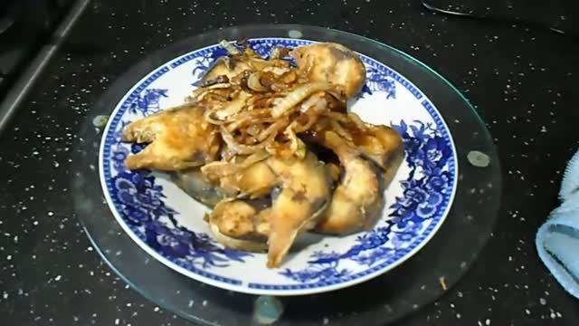 Как  поджарить скумбрию с луком на сковороде