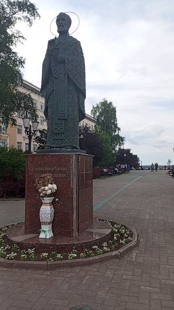 Пермь скульптура чудотворца Николая Святителя перед  входом на набережную