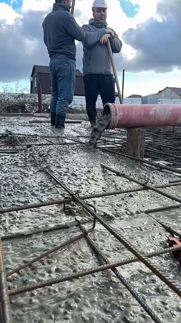 Брызги бетона! Чёткая подача и прямо в точку. Бетононасос ГРАНД