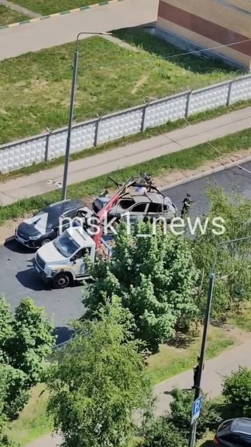 Взорванную машину грузят на эвакуатор