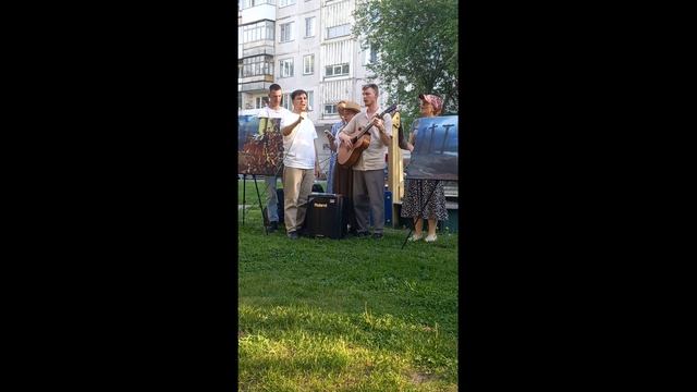 Выставка картин и душевные песни. Новосибирск. Бульвар победы.