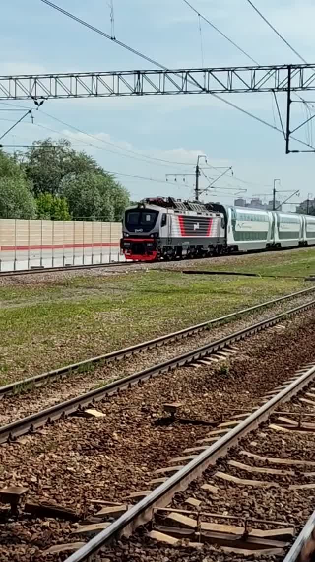 Эл.-воз ЭП20-067 (ТЧЭ-6) с поездом «Буревестник/двухэтажный состав» № 705Э Нижний Новгород — Москва.