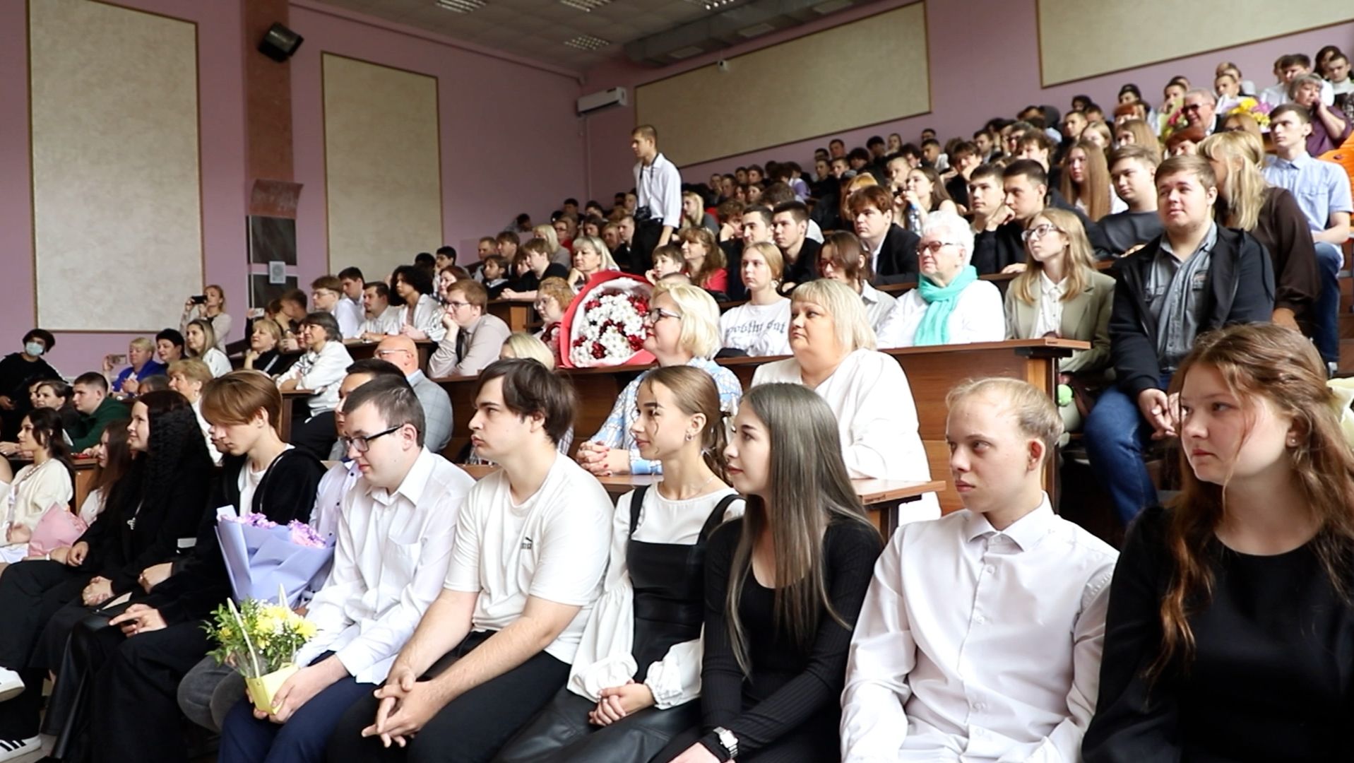 В Новотроицком политехническом колледже поздравили выпускников
