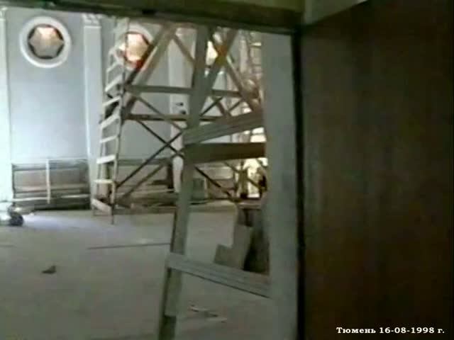1998 год. Тюмень. Ремонт в кинотеатре "Темп". Корреспондент Павел Головин.