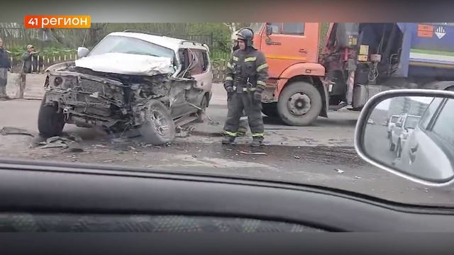 АВАРИЯ С УЧАСТИЕМ ДЖИПА И САМОСВАЛА ПАРАЛИЗОВАЛА ДВИЖЕНИЕ НА ТУНДРОВОЙ В ПЕТРОПАВЛОВСКЕ