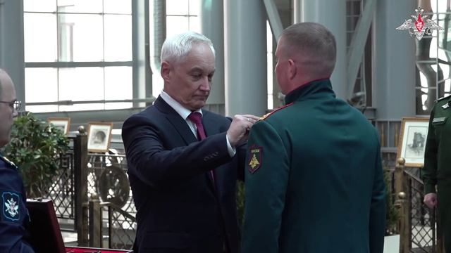 Министр обороны РФ А. Белоусов вручил медали Золотая Звезда отличившимся участникам СВО 11 июня 2026