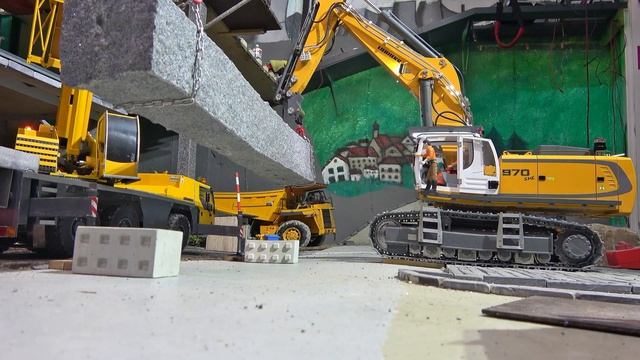 Радиоуправляемые машины в действии на стройке