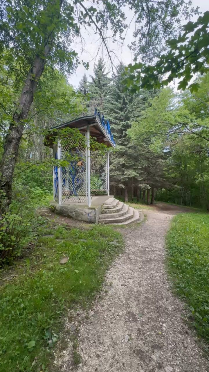 Лесная жемчужина - беседка в стиле Гжель в Кисловодском парке