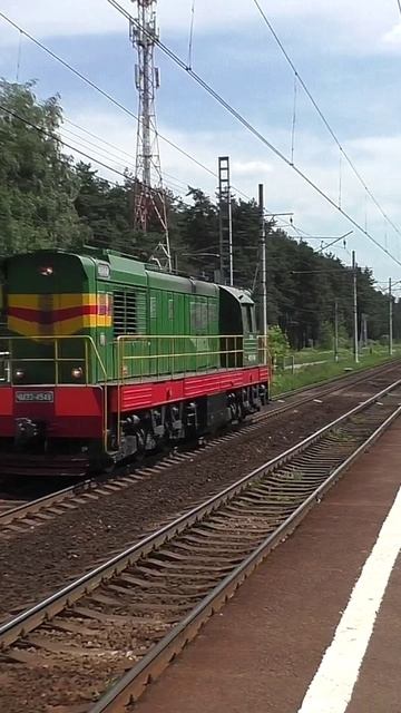 Маневровый тепловоз ЧМЭ3-4548 (ТЧЭ-5) следует резервом.