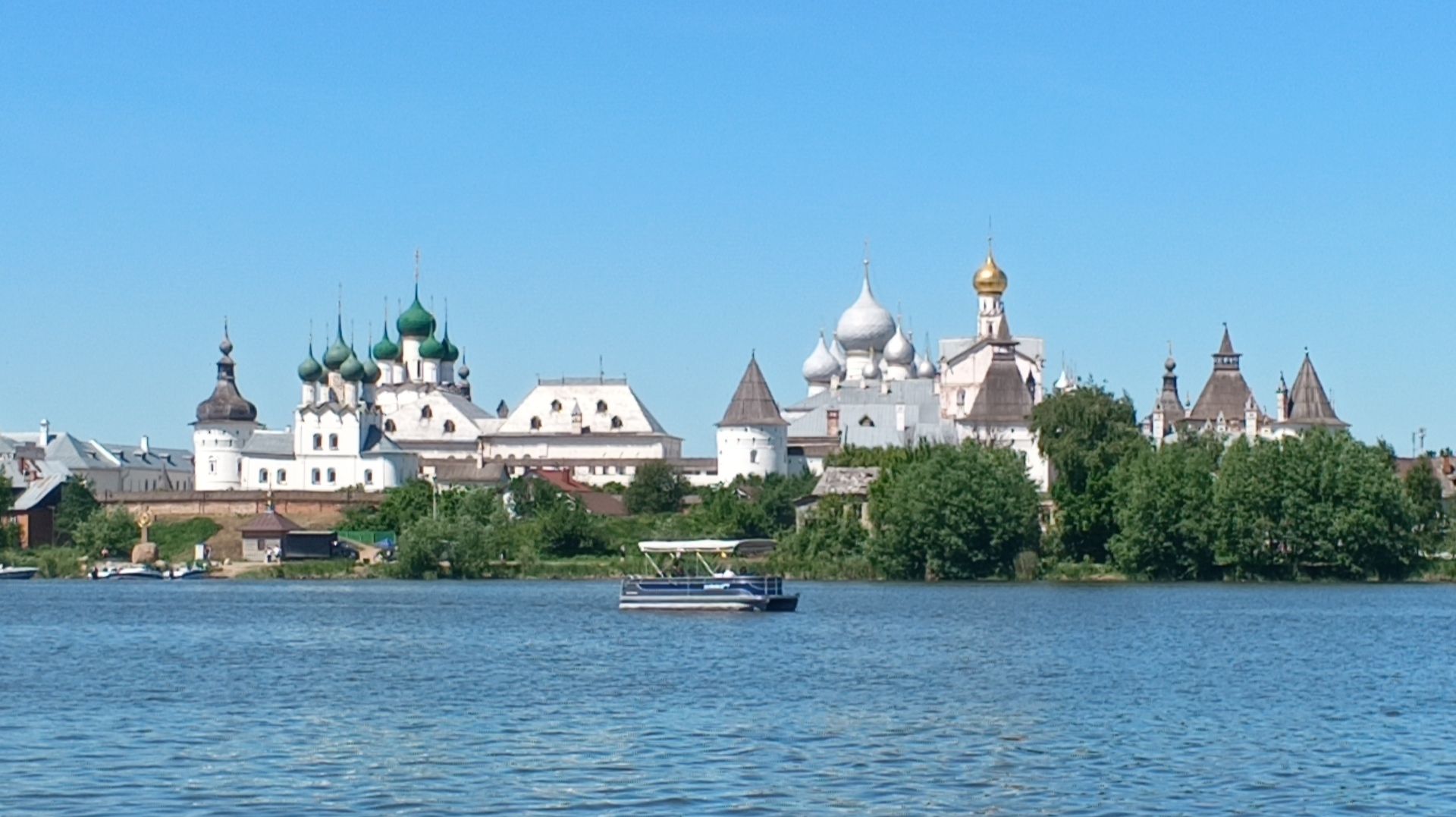 Ростов Великий. Прогулка на кораблике по озеру Неро и замечательный пес Джой, покоривший мое сердце