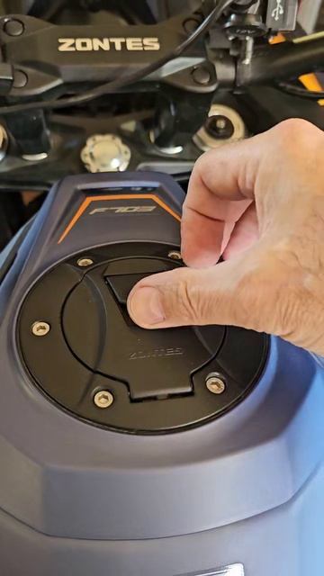 Клинит лючок бензобака на Zontes 703F