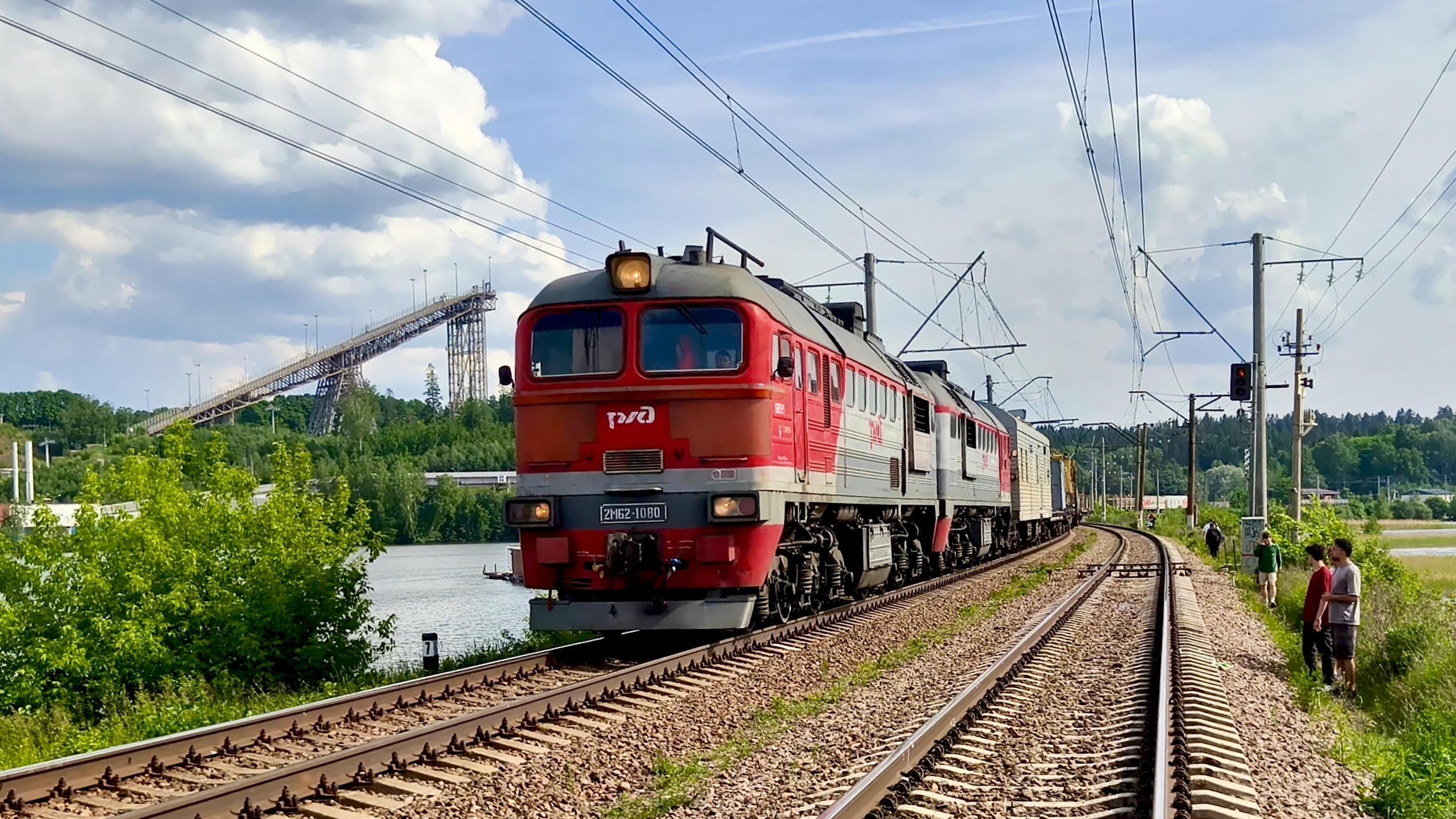 2М62-1080 с грузовым поездом на перегоне Токсово - Пери