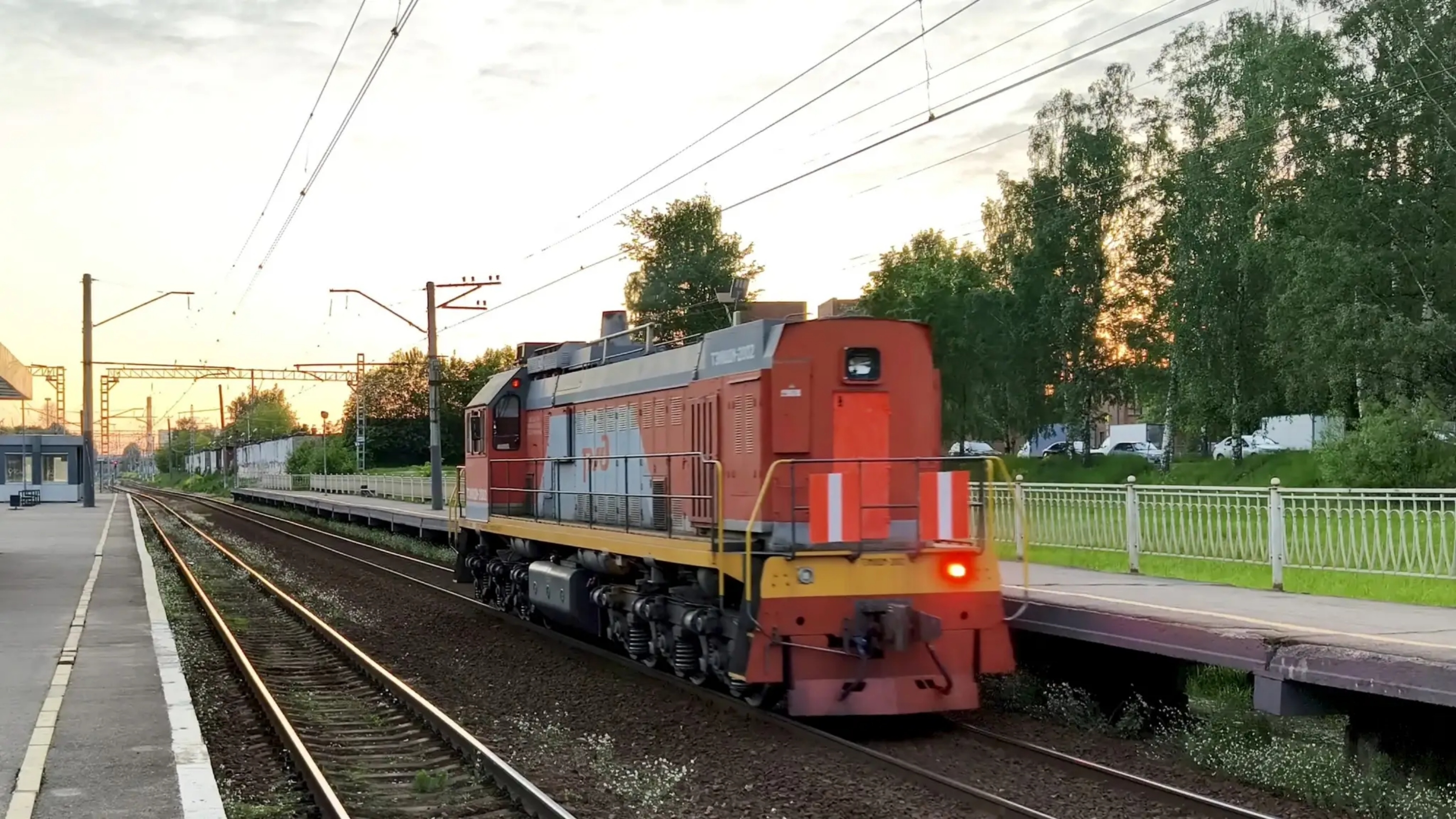 Маневровый тепловоз ТЭМ18ДМ-2002 следует через станцию Пискарëвка