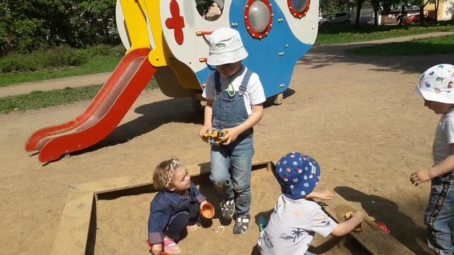 Малышка Евочка любит  играть в песочнице на детской площадке,  чаще всего печёт куличики.