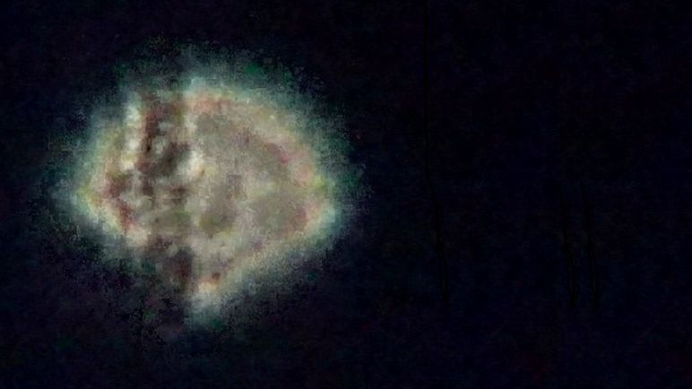 4K 2160p 6.3.2025. Bébés extraterrestres et visage d'une sagesse télépathique de leur tuteur