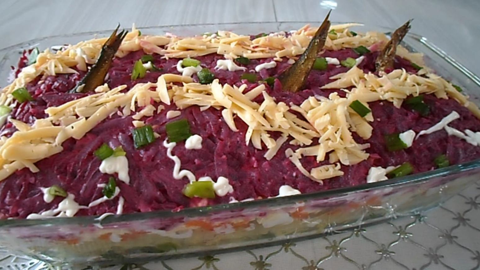Салат слоёный со шпротами и свёклой