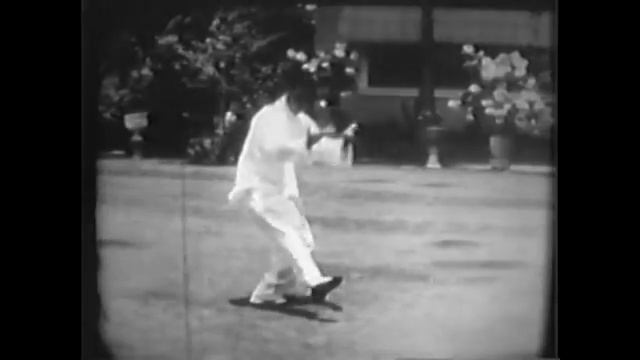 Tung Hu Ling, in Bangkok, Thailand 1960. 董虎嶺 董氏太极 (360p)