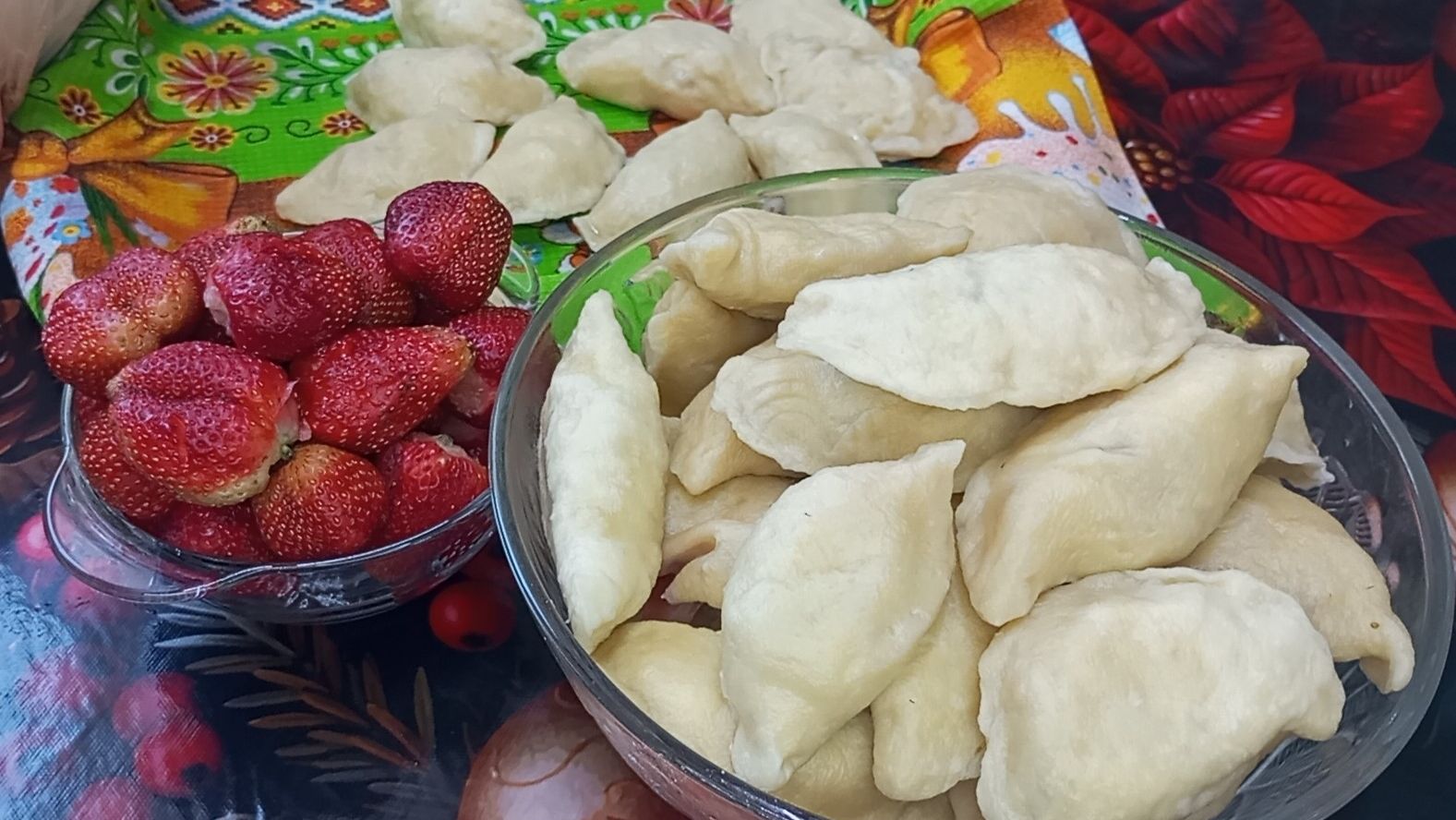 ПЫШНЫЕ ВАРЕНИКИ С КЛУБНИКОЙ! Ароматные, вкусные, сочные. Тесто на кефире, очень нежное и послушное.