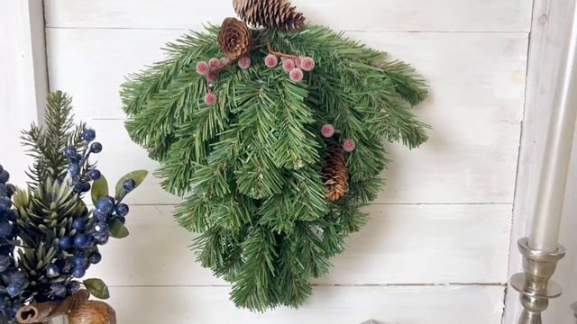 Хвойное украшение капля ЕЛОВАЯ ФАНТАЗИЯ с шишками и ягодами, хвоя ПВХ, 40 см, К1-40