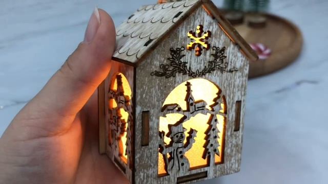 Светящаяся ёлочная игрушка РОЖДЕСТВО В ДОМИКЕ - СНЕГОВИК, дерево, тёплый белый LED-огонь, 52-1594-4