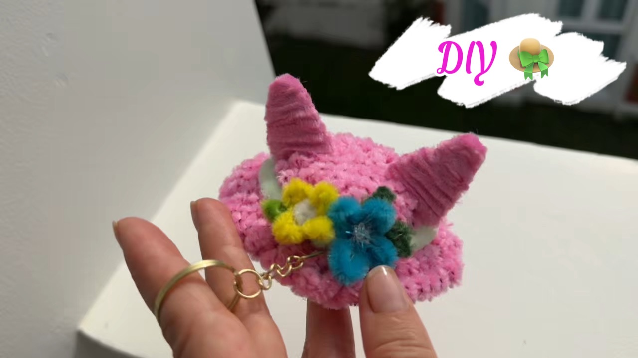 Милый брелок в виде шляпки с ушками из пушистой проволоки 💖
