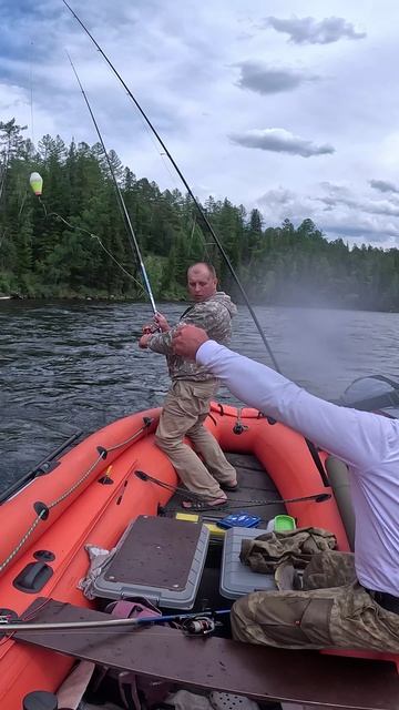 чуть с лодки не вывалился