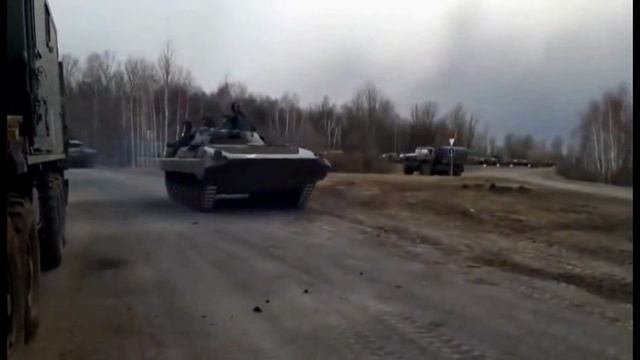 Едут в поле на броне пацаны