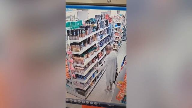 Полицейские устанавливают личность женщины, подозреваемой в краже