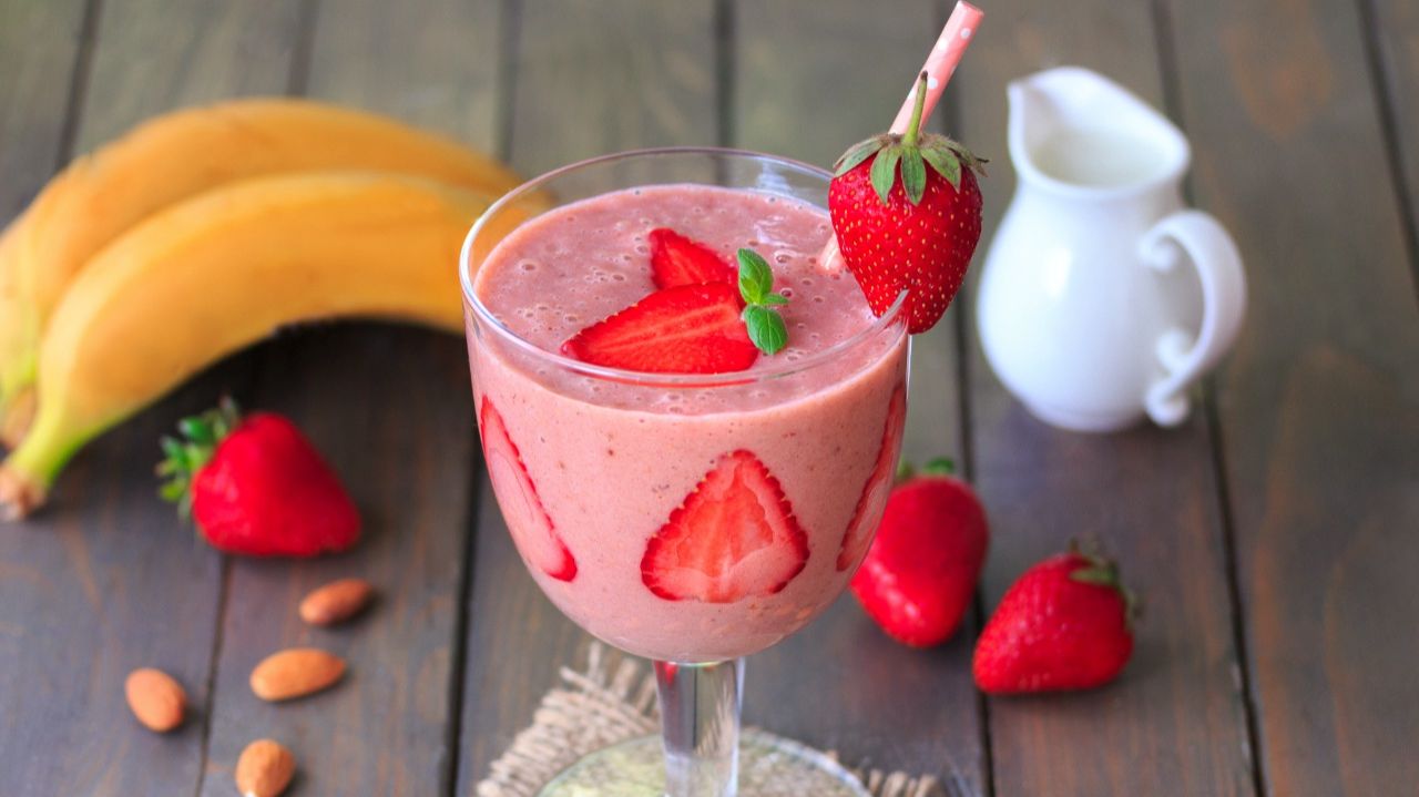 🍓 Клубничный смузи с миндальным молоком 🥤 Рецепт завтрака для бодрости и сил