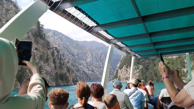 Плыву на теплоходе по зеленому каньону в Турции.