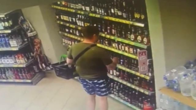 Полицейские устанавливают личность мужчины, подозреваемого в краже
