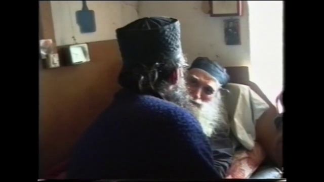 Преподобный Ефрем Катунакский в своей келье в Кавсокаливии (1994, на греческом языке)