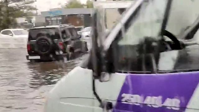 Едем в автобусе после ливня в Челябинске