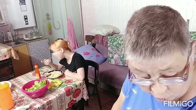 ГОТОВЛЮ КОТЛЕТЫ ИЗ КАБАЧКА И  ФАРША // ЖДЕМ ТАЙФУН //
