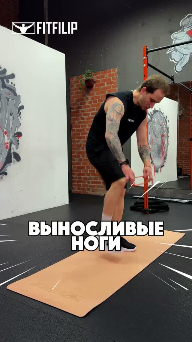 Простая резинка — максимальная нагрузка на ягодицы