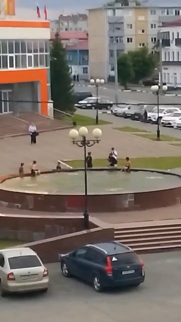 Дети купаются в фонтане возле бассейна Олимп
