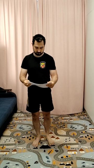 Ворон разрывает два листа бумаги