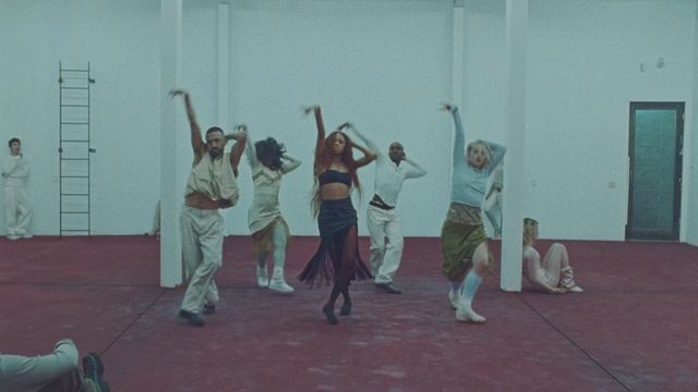 Ravyn Lenae - Handle (Official Music Video)
