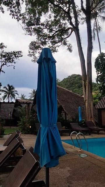 просто берег, зонтики. вечер-еет. кочанг เกาะช้าง ko chang