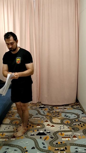 Ворон разрывает пять листов бумаги