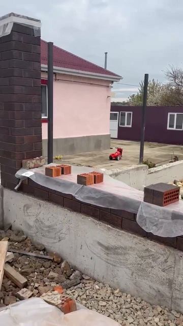 Ленточный фундамент с кирпичными колоннами