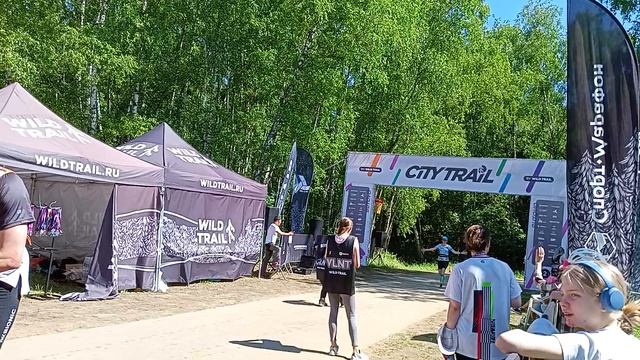 Бутово City Trail бег на дистанции, постоянный участник со свои питомцем Шариком получили награду