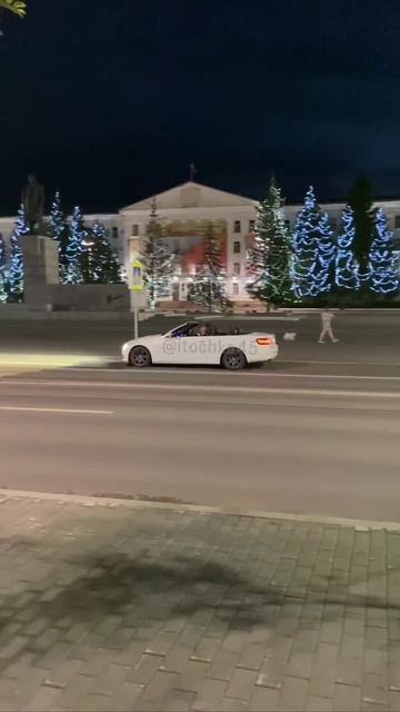 В Кургане заметили белый кабриолет