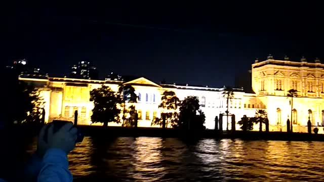 Турция. Путешествие по Босфору. Дворец Долмабахче.