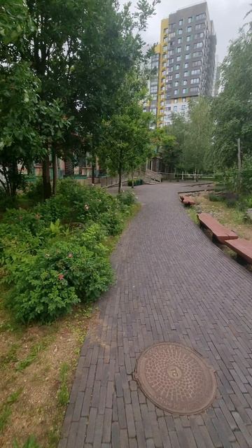 Красивый парк у м. Дмитриевского в Москве