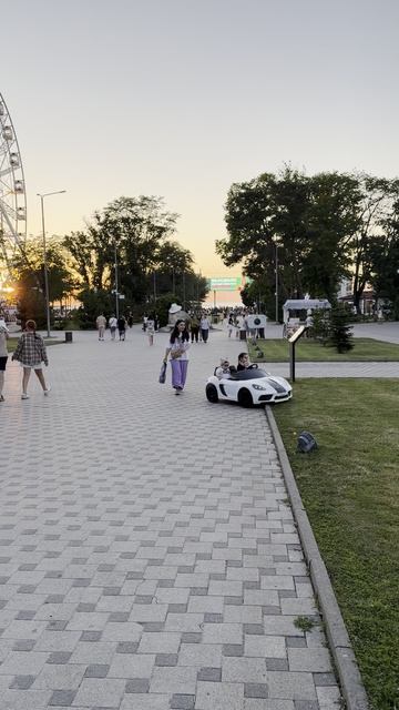Анапа вечером. Центральная аллея к морю. Будьте аккуратнее на детские машинки, самокаты, велосипеды.